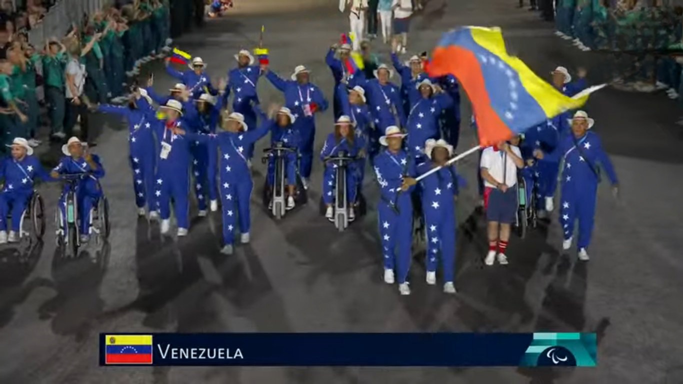 Delegación nacional ondeó el tricolor patrio con sus mejores galas en ...